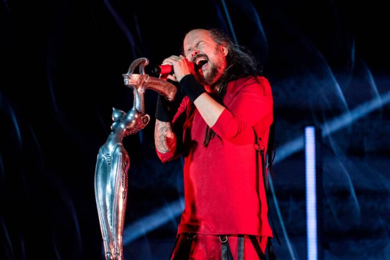 Korn Rocks Winnipeg with Aggressive Performance and Corn Recipes