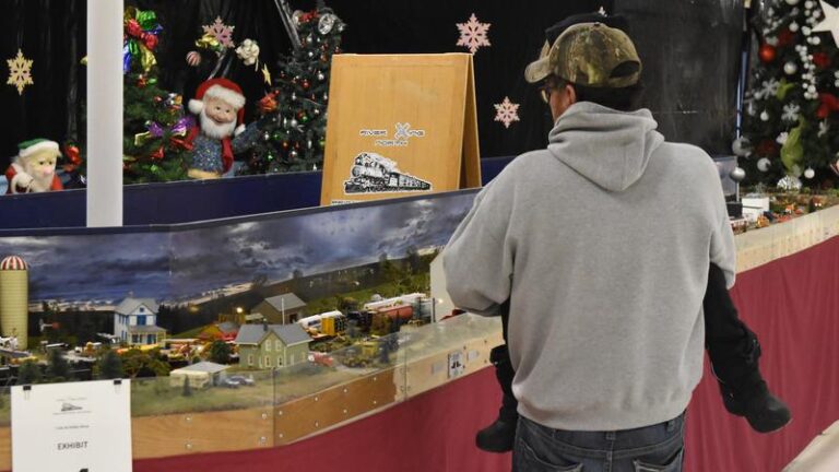 Model Train Show at Gateway Mall Draws Enthusiasts Across Ages