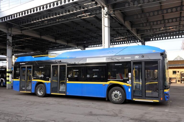 TransLink Expands Trolley Bus Fleet with New Three-Door Design